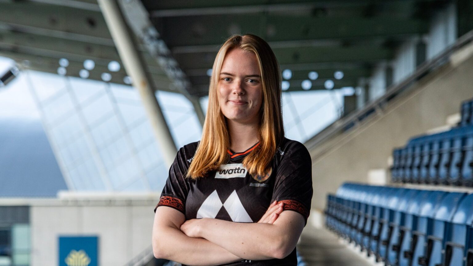 Sara har signerte sin første proffkontrakt - RÅ24